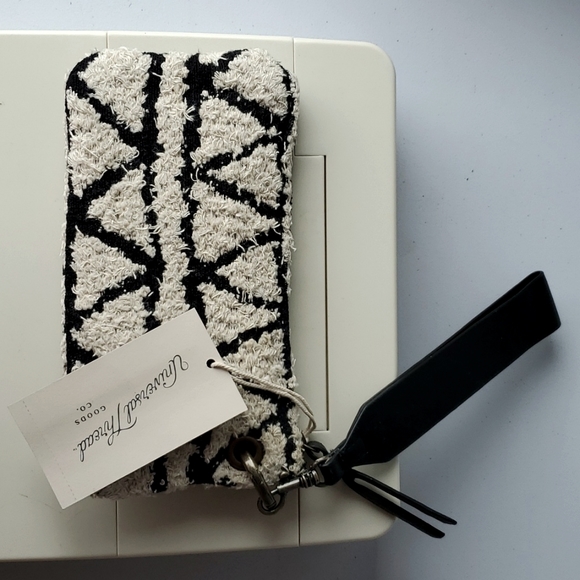 Universal Thread | Bags | Universal Thread White And Black Zigzag Shag ...